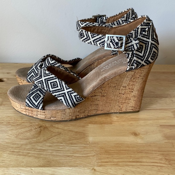 Toms | Shoes | Toms Seinna Aztec Black White Pattern Wedge Heel Sandals ...
